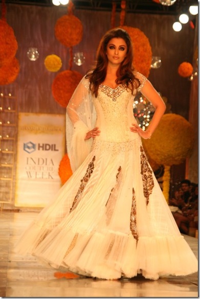 Aishwarya Rai walks Ramp at HDIL Manish Malhotra Show ~ Indian Sexy Celebs